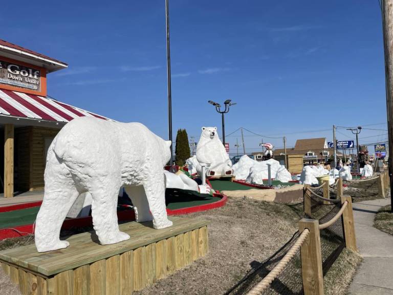 Polar Bears & Putt-Putt: Saint Nick’s Mini Golf Promises a Cool Ocean ...