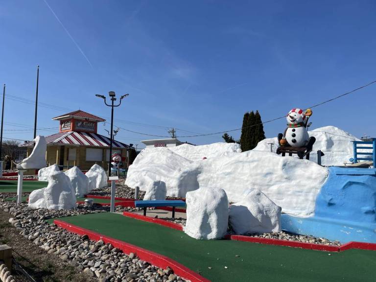 Polar Bears & Putt-Putt: Saint Nick’s Mini Golf Promises a Cool Ocean ...